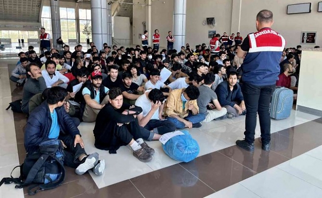 Ağrı'da 499 Afgan göçmen sınır dışı edildi Ağrı'da 499 Afgan göçmen sınır dışı edildi